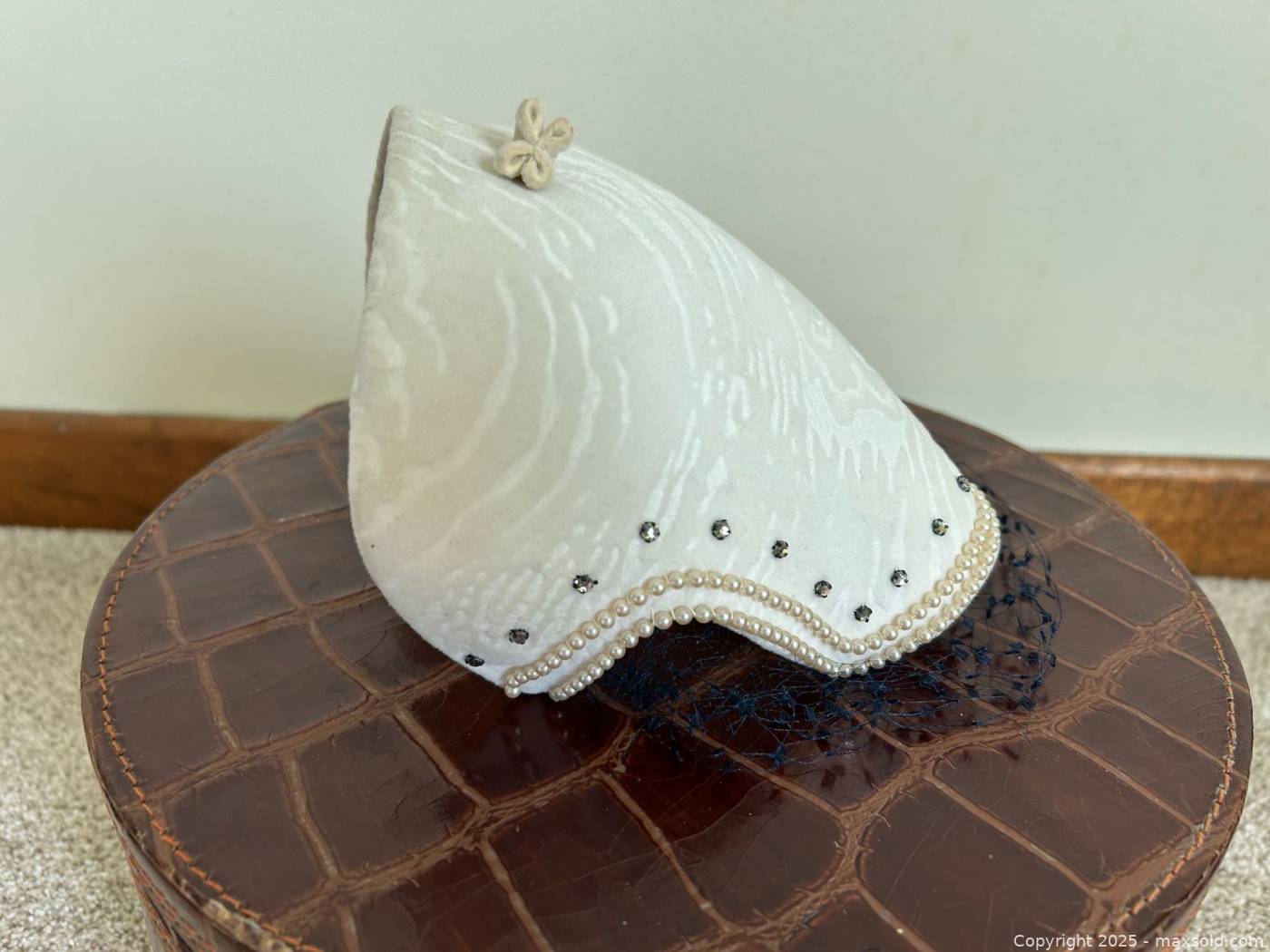 1950s–60s Juliette white fascinator & hat case | Maxsold
