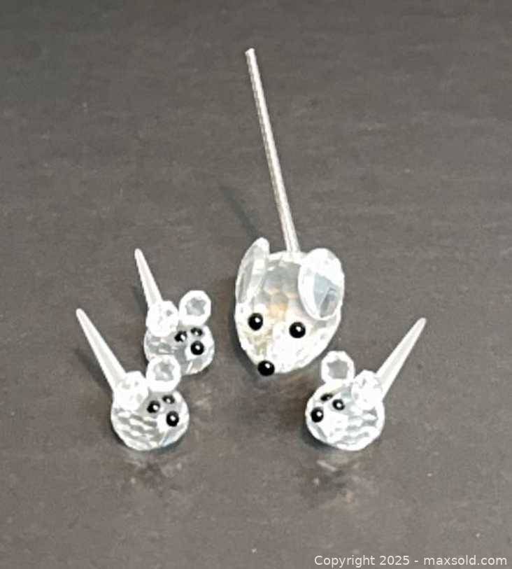 Three Swarovski crystal mice figurines | Maxsold