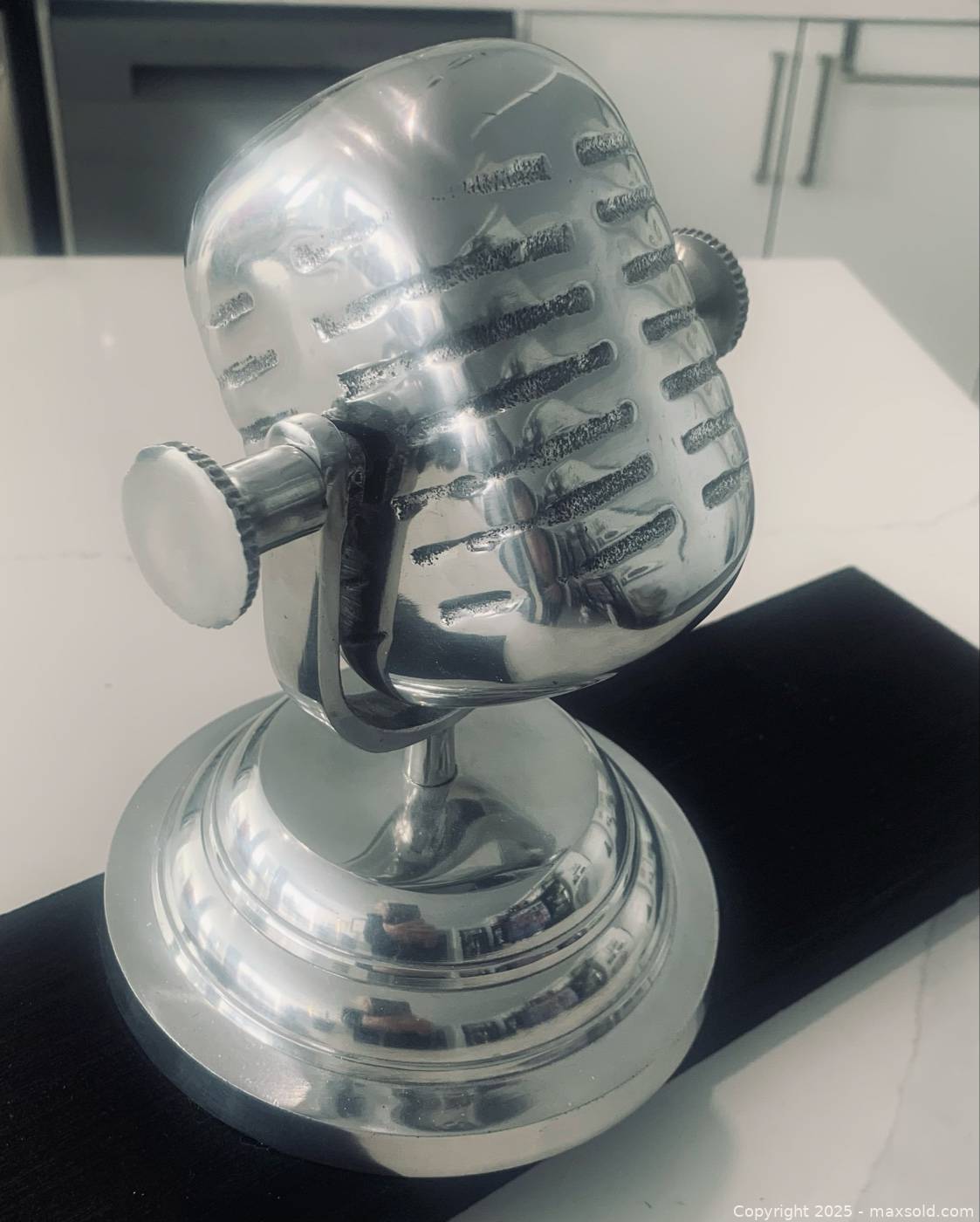 Metal Vintage-Style Microphone Replica | Maxsold