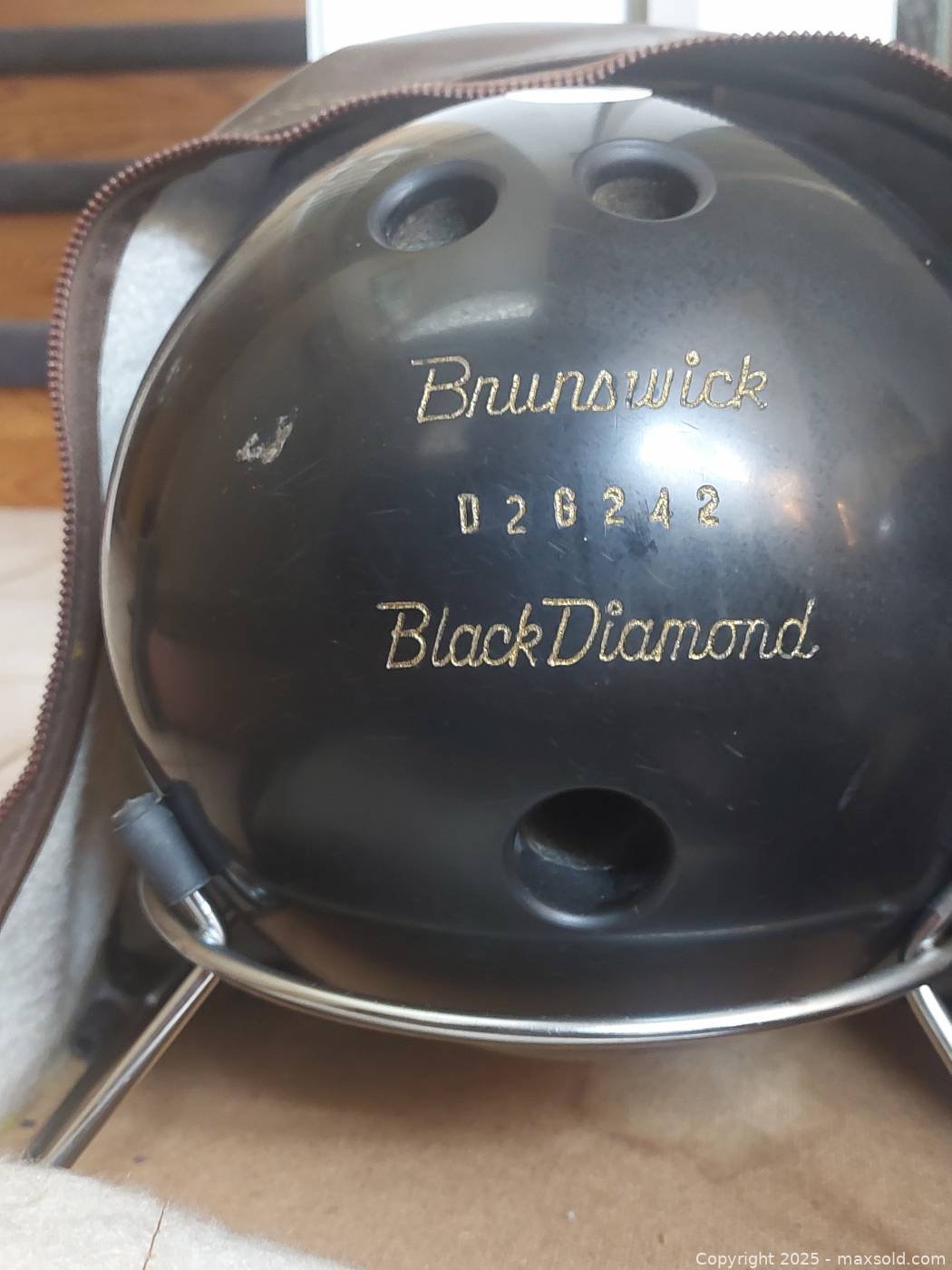 Brunswick Black Diamond and Gem 300 Bowling Balls with Carry Bags | Maxsold