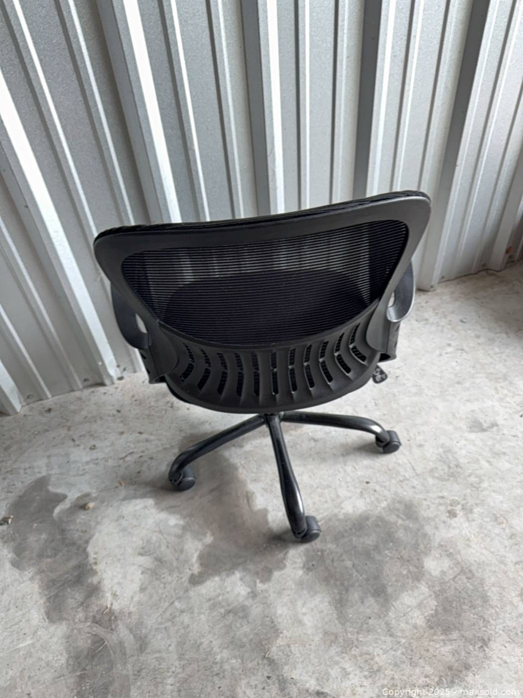 Black Mesh Office Task Chair on Casters | Maxsold