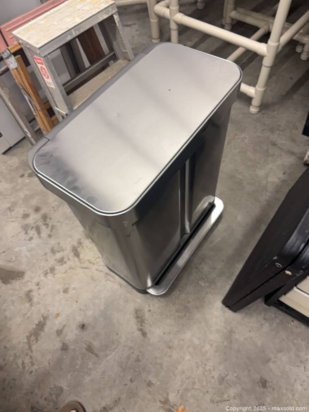 simplehuman dual-compartment trash & recycling bin | Maxsold