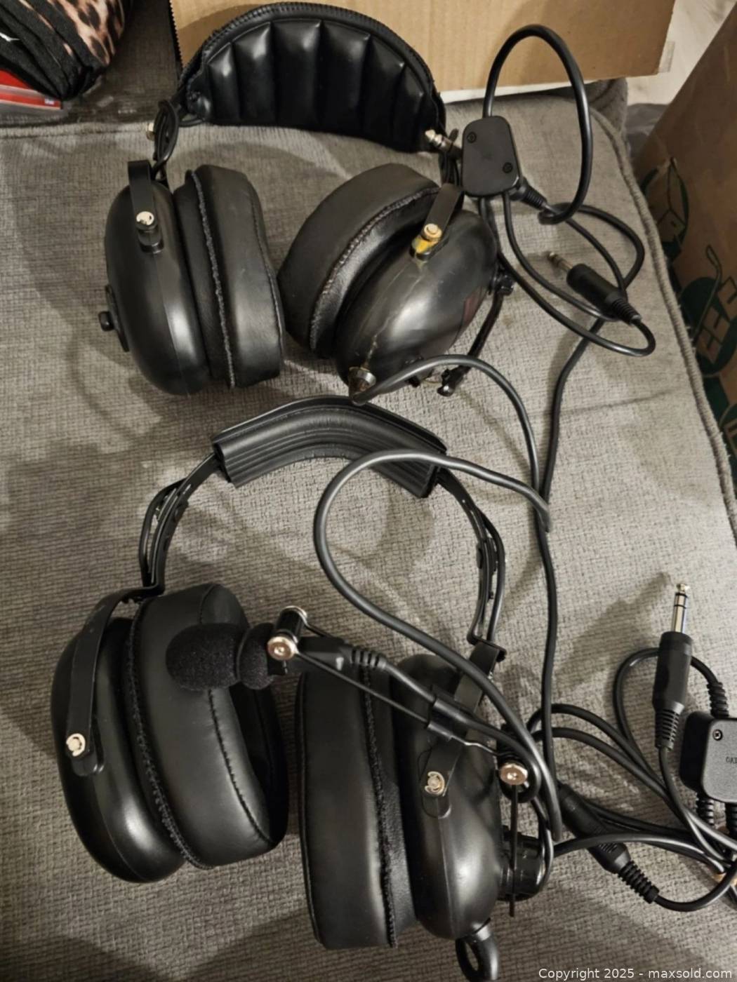 Pair Flightcom aviation headsets | Maxsold