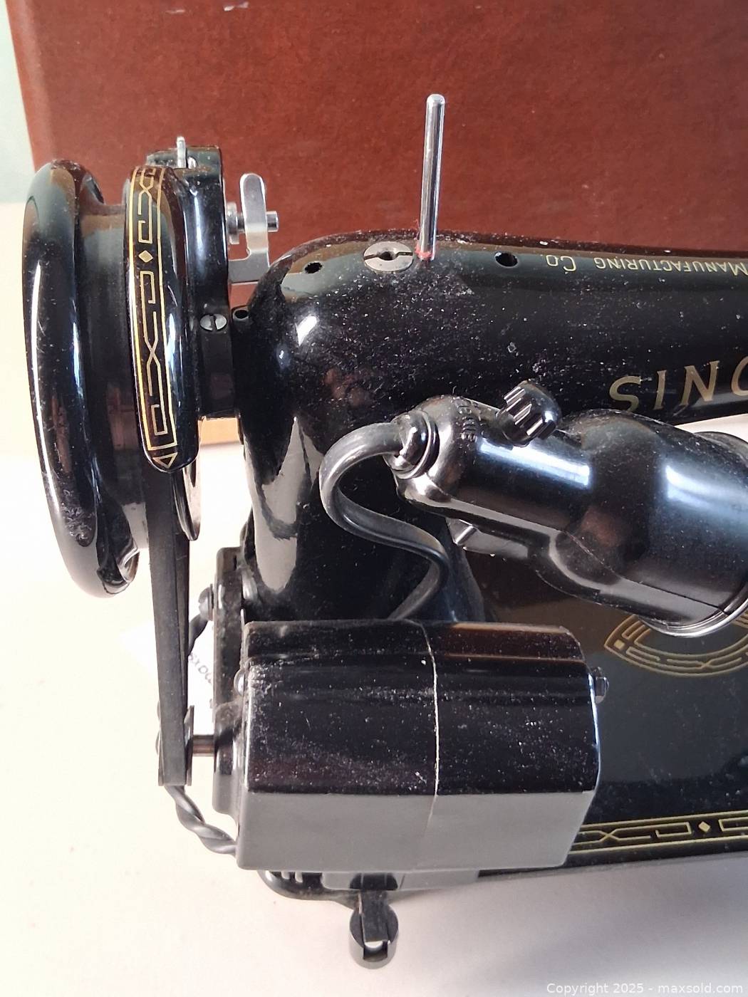 Singer Model 99-31 sewing machine with case | Maxsold