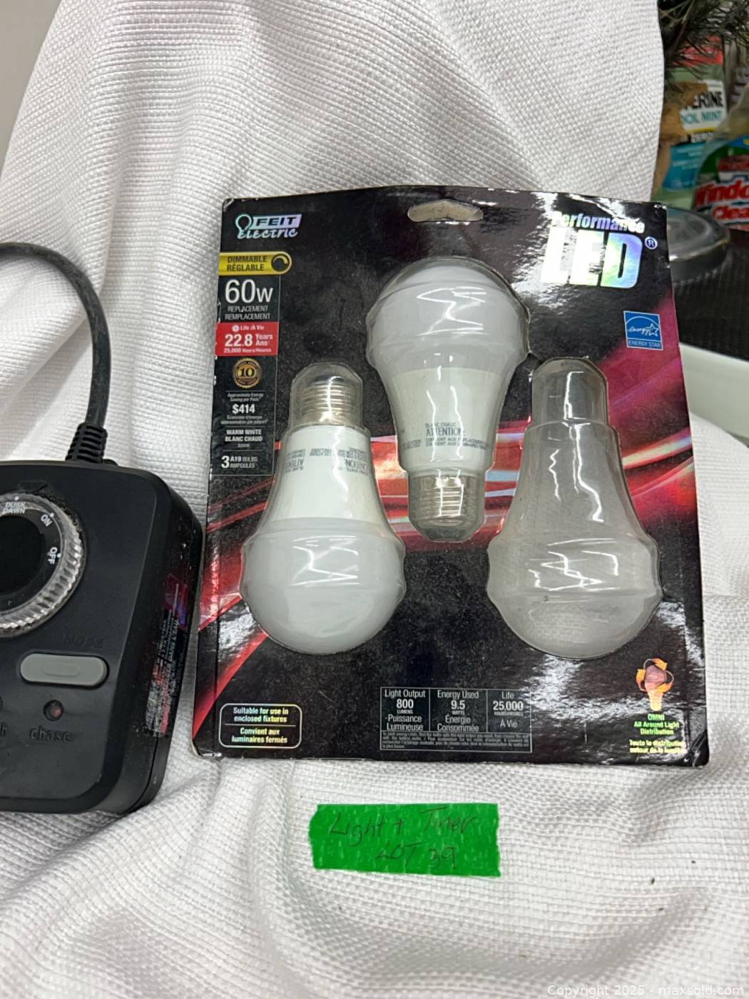 LED bulbs and plug-in timer | Maxsold