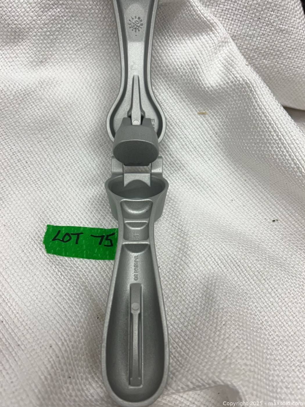 Pampered Chef garlic press | Maxsold
