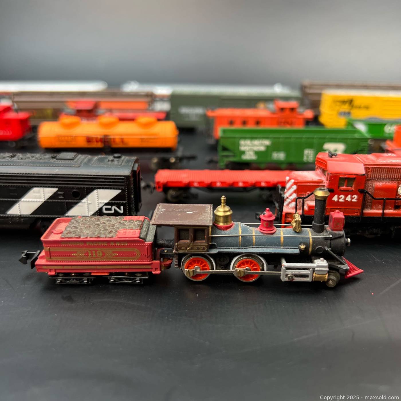 Small Scale Model Trains Lot – 4 Locos, 15 Cars, Parts | Maxsold