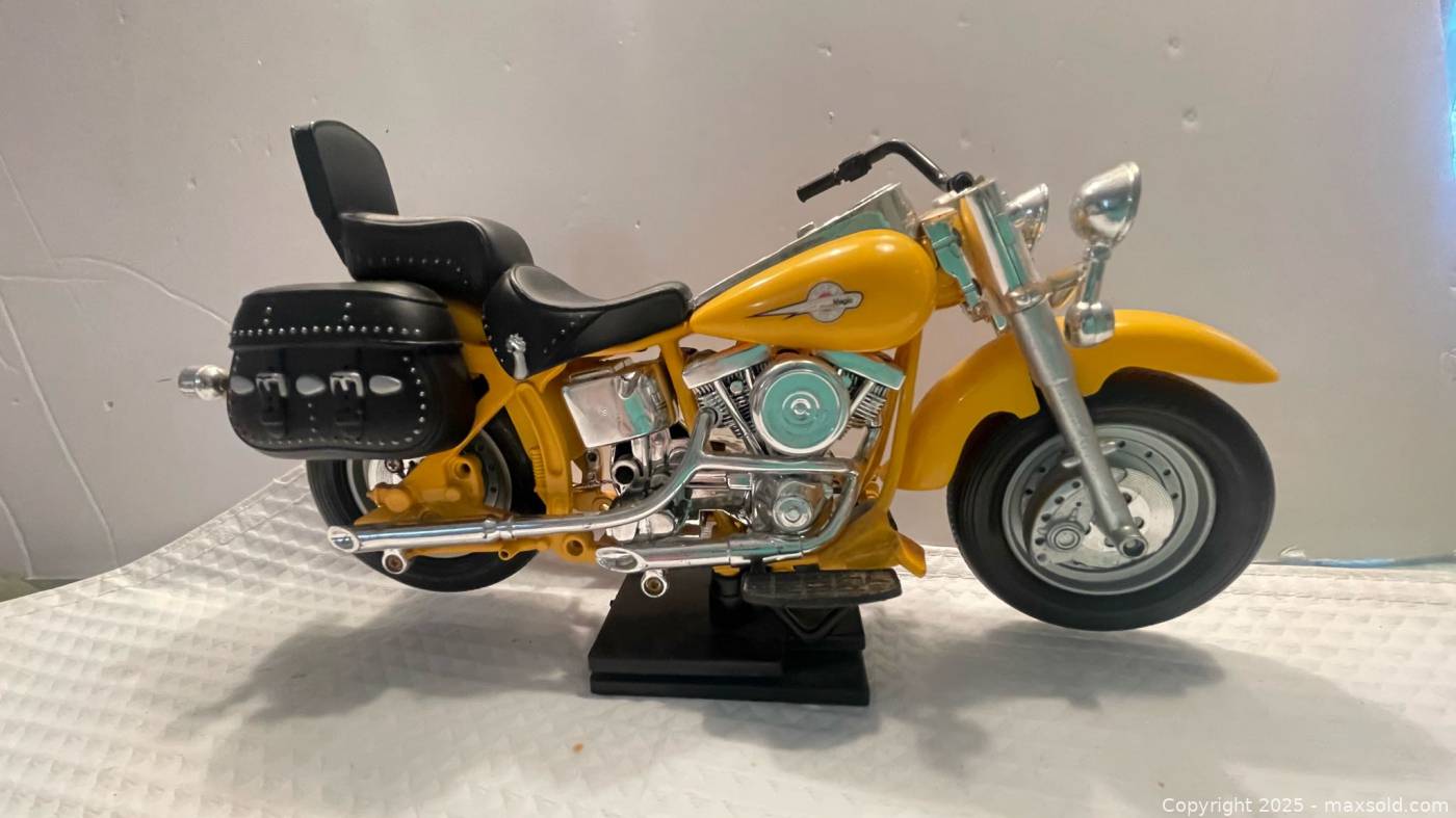 Vintage collectible model motorcycle | Maxsold