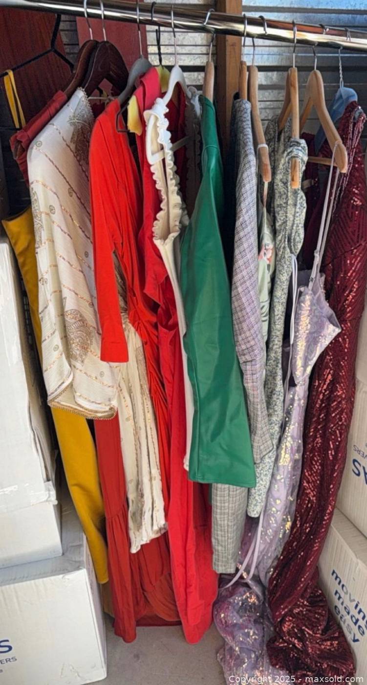 Women’s Dresses And Gowns, 14 Pieces | Maxsold