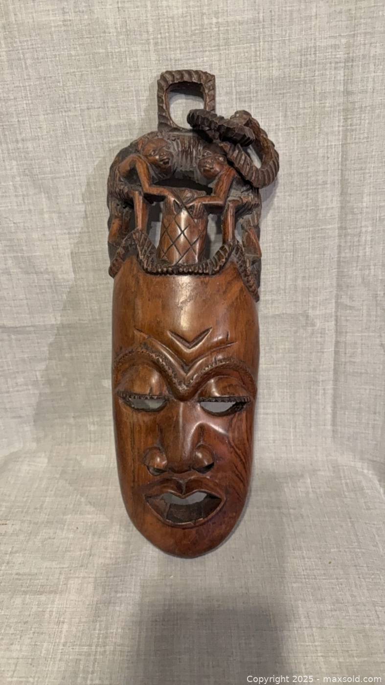 Hand-carved solid wood wall mask 17 in | Maxsold