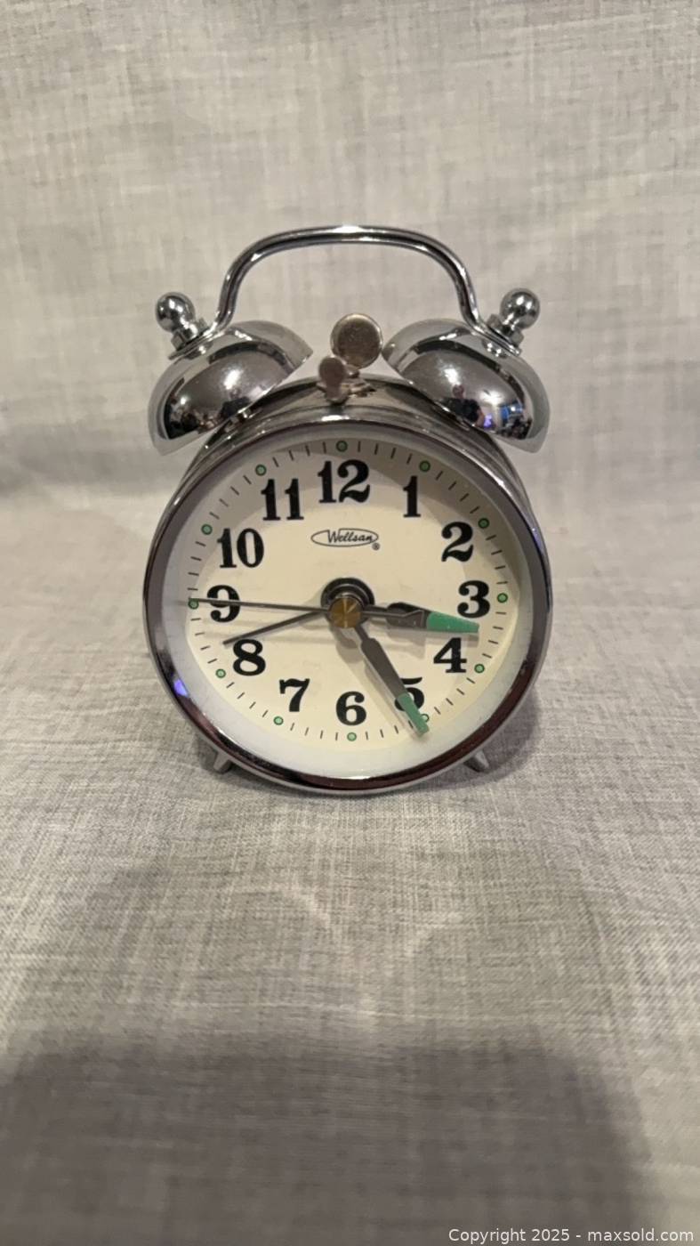 Wellsan twin-bell wind-up alarm clock | Maxsold