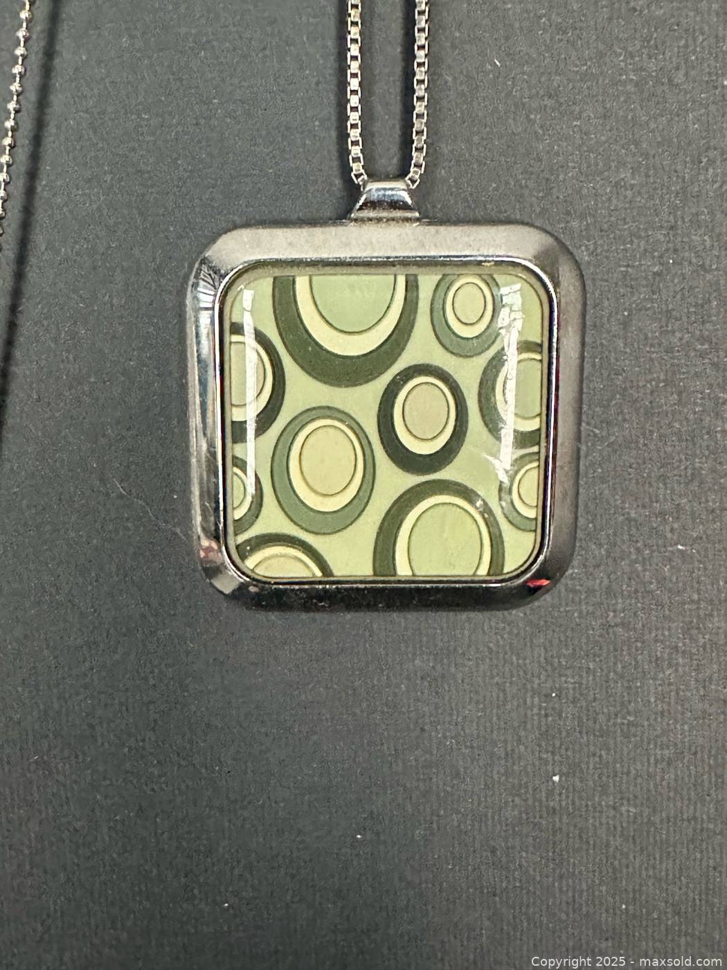 Silver wing pendant and IMOOI square pendant necklaces | Maxsold