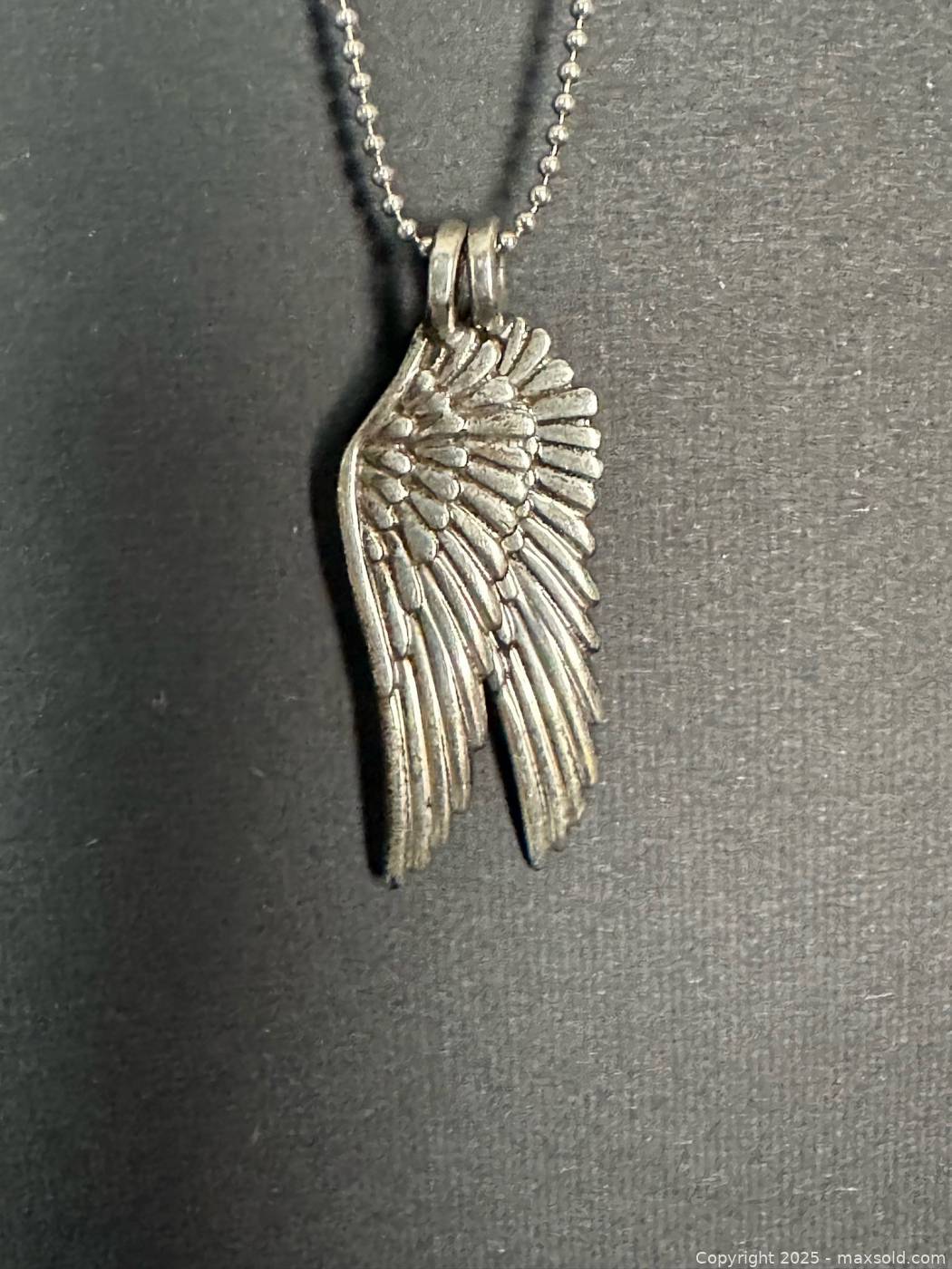 Silver wing pendant and IMOOI square pendant necklaces | Maxsold