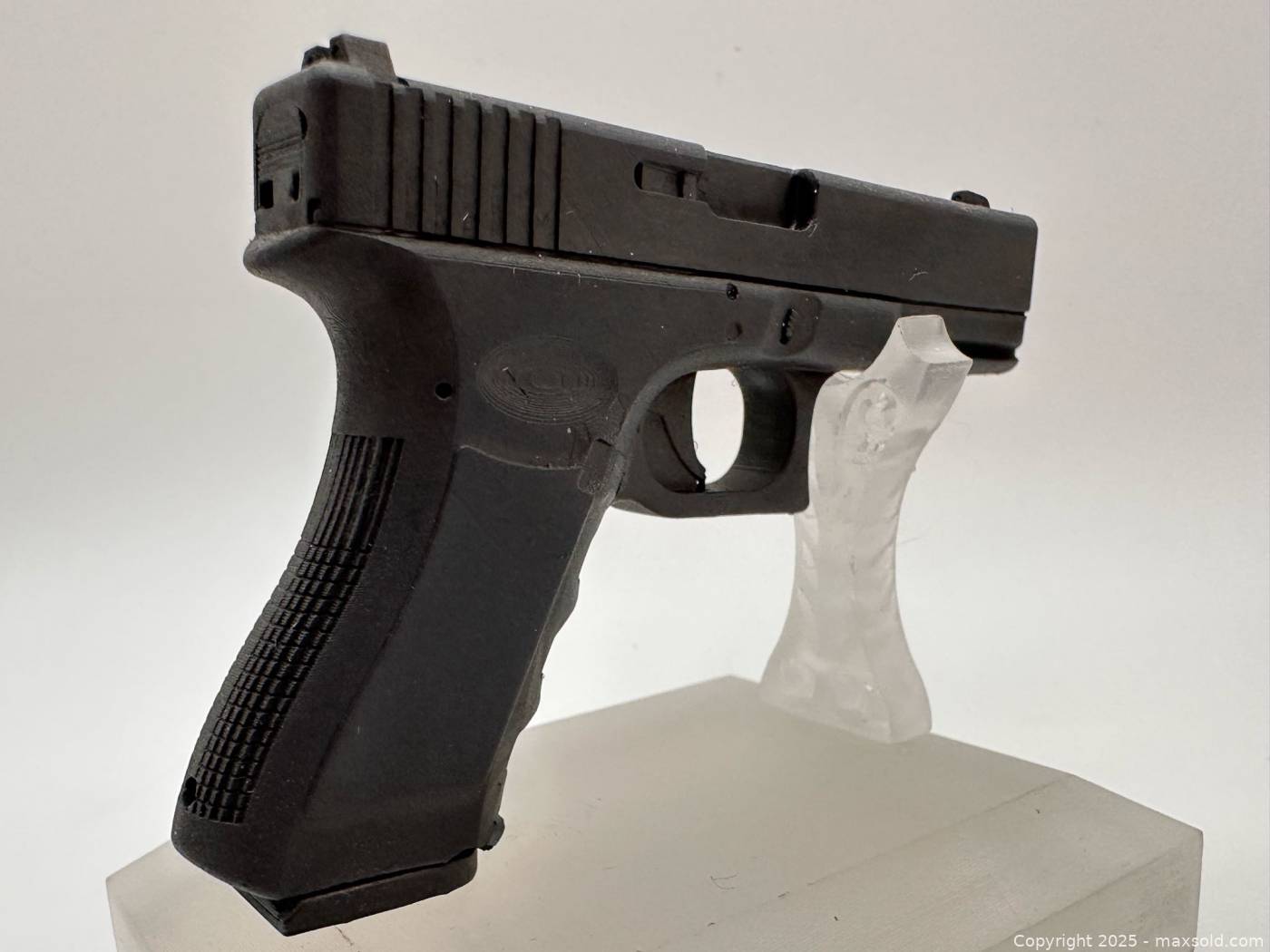 Miniature Glock 17 Gen 3 resin replica with stand | Maxsold
