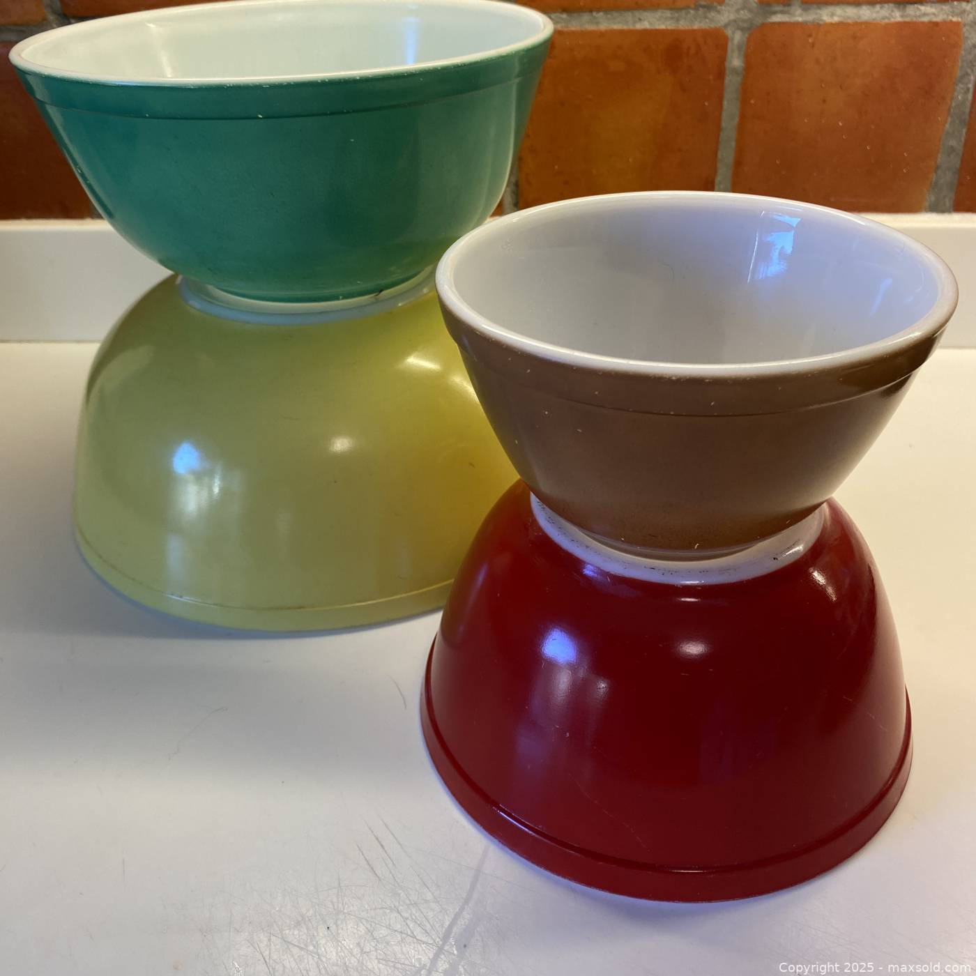 Pyrex 4-piece solid-colour nesting mixing bowls | Maxsold