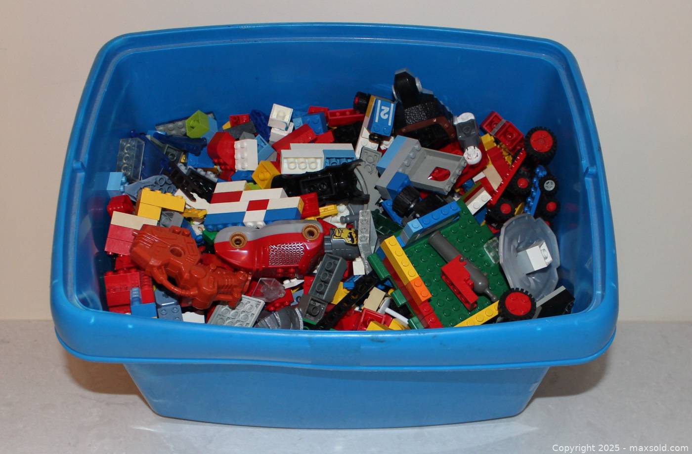 Bin of loose LEGO bricks and parts | Maxsold