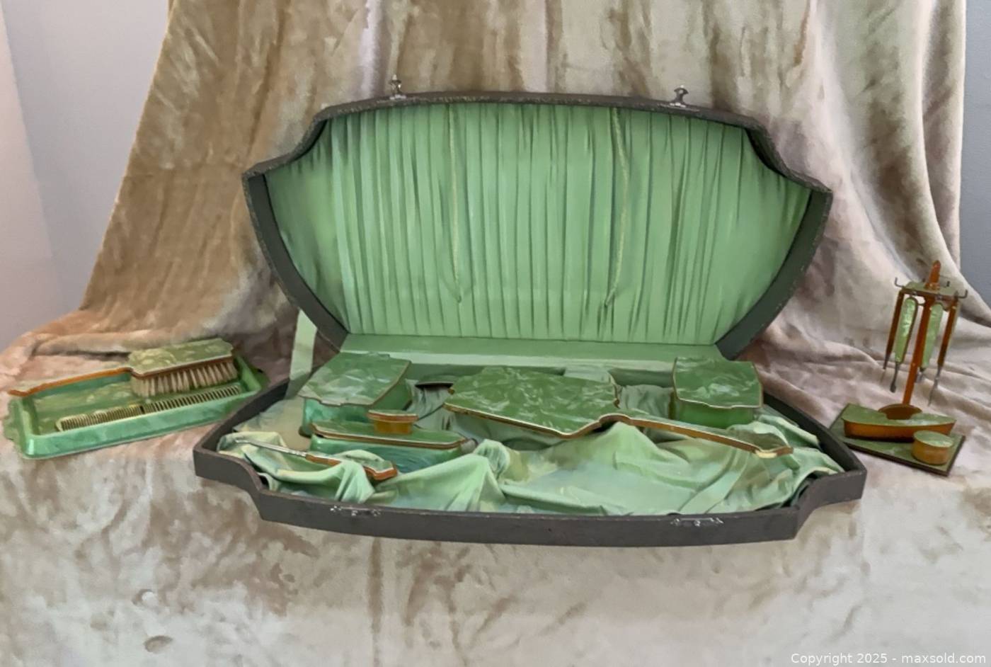 Antique Art Deco green Bakelite vanity and manicure set in fitted case ...