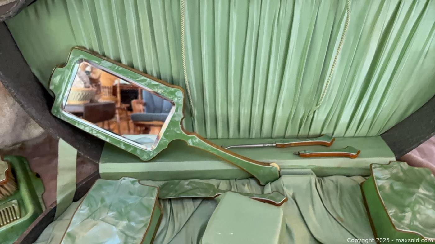 Antique Art Deco green Bakelite vanity and manicure set in fitted case ...