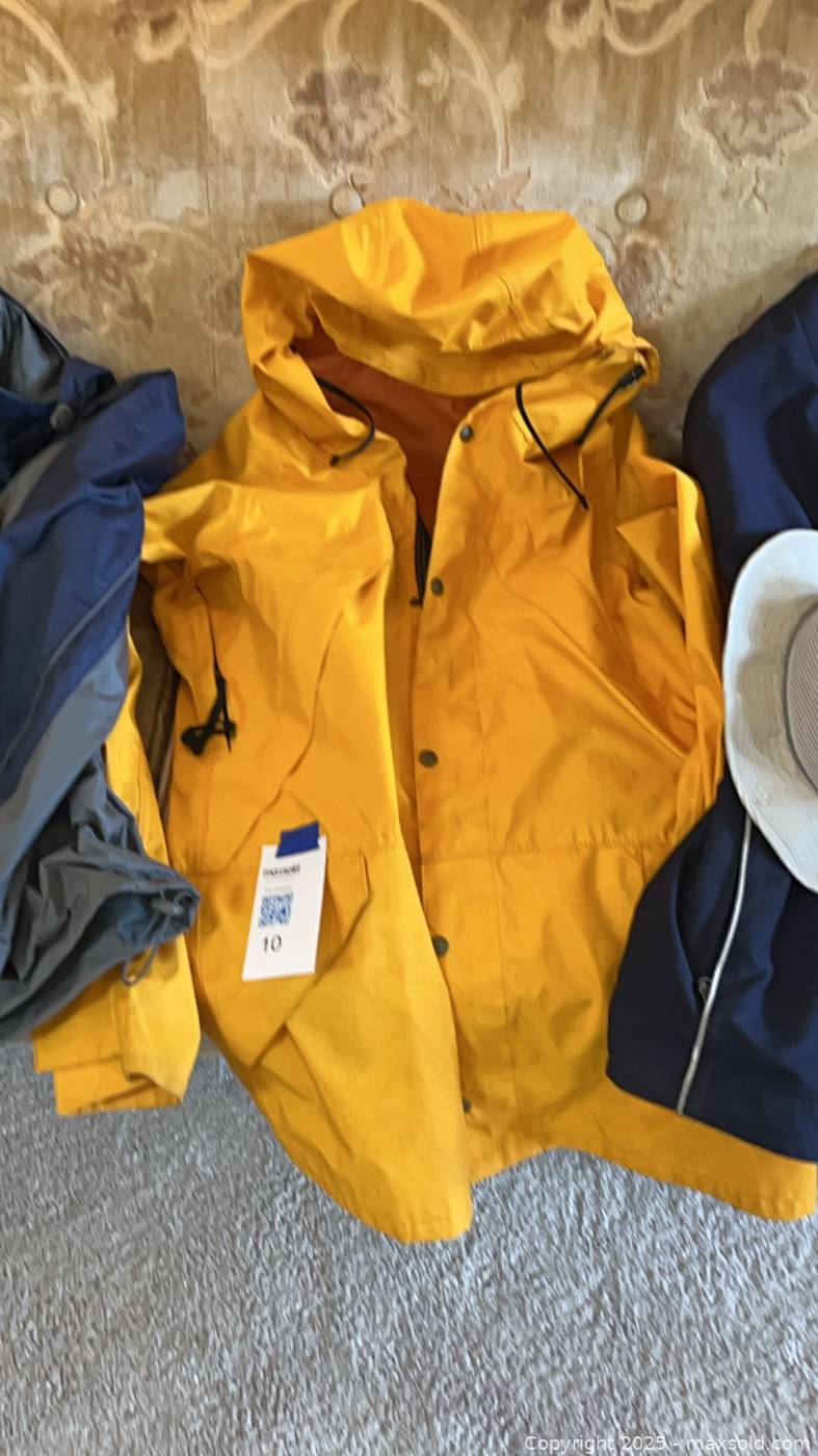 Men’s L rain and fleece jackets with bucket hat | Maxsold