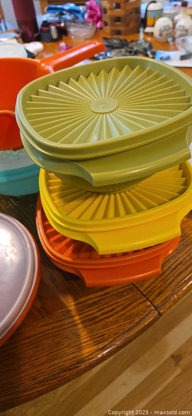 Assorted Tupperware food storage containers | Maxsold