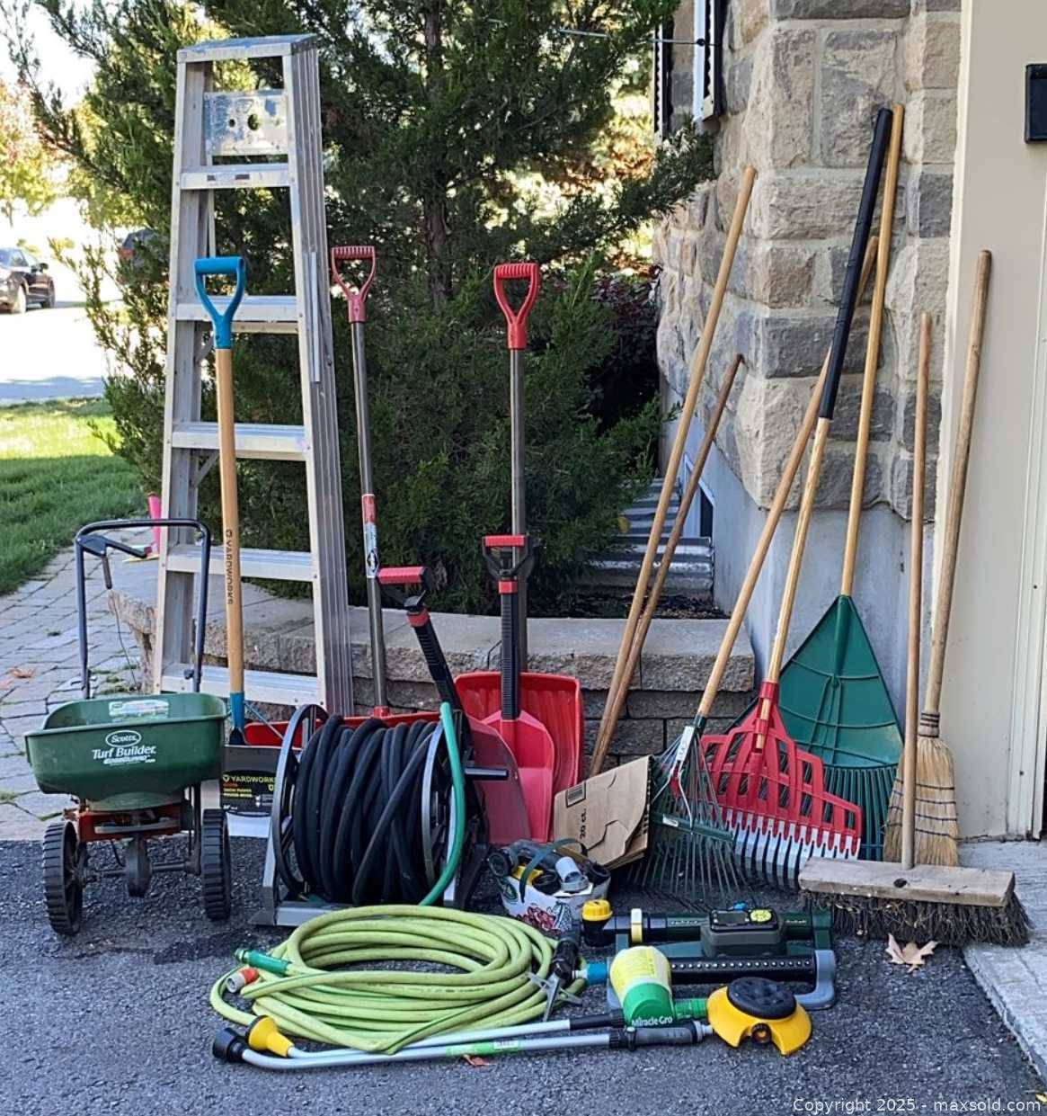 Assorted lawn and garden hand tools, hoses and sprinklers | Maxsold