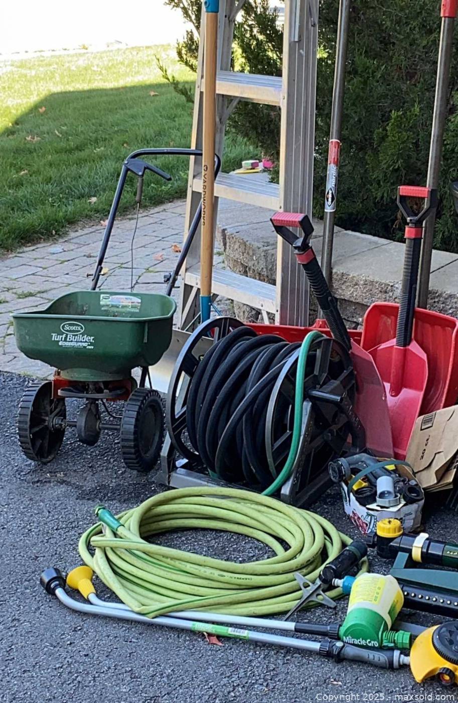 Assorted lawn and garden hand tools, hoses and sprinklers | Maxsold