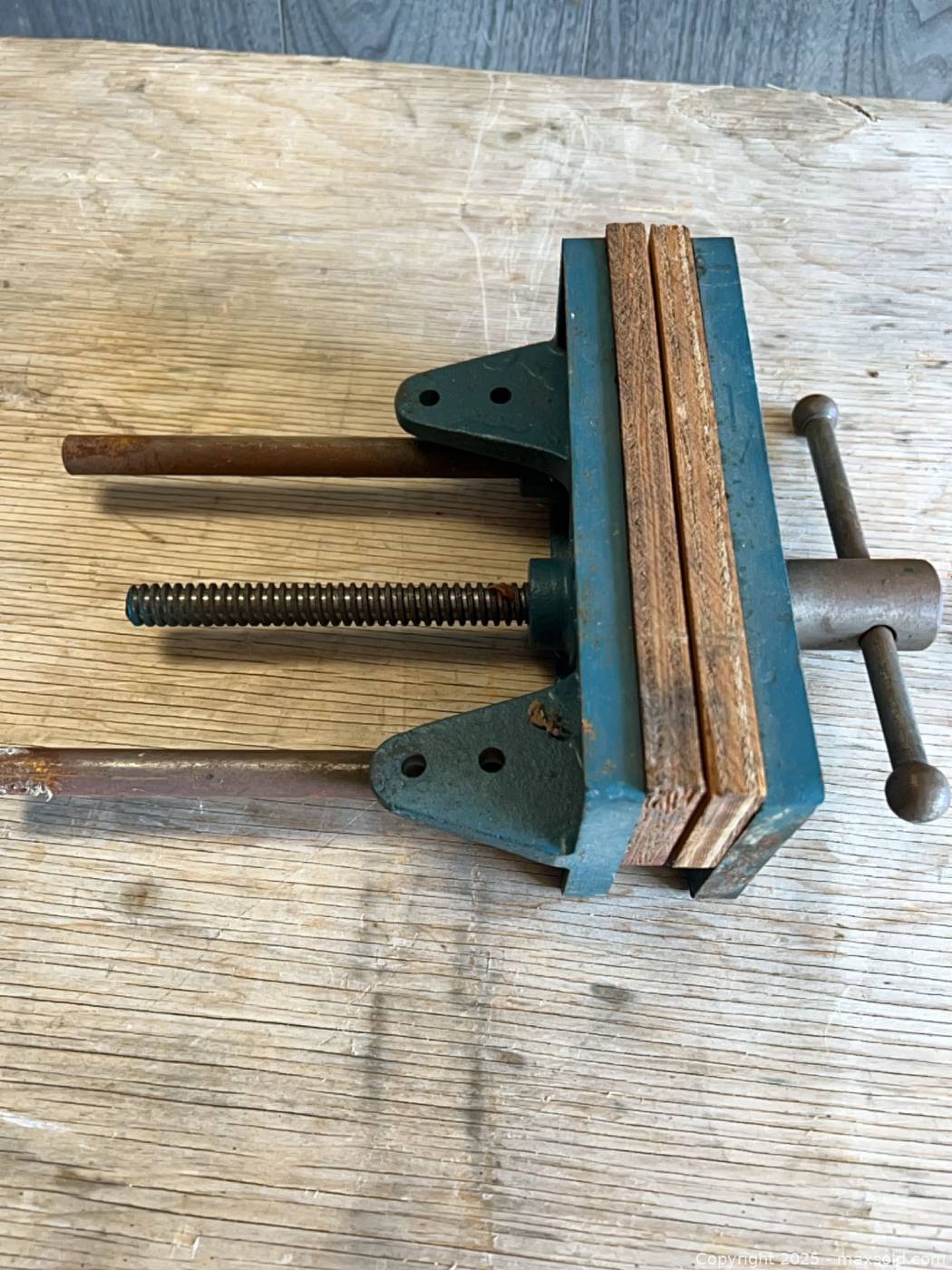 RAE Canada No. 8 bench vise | Maxsold