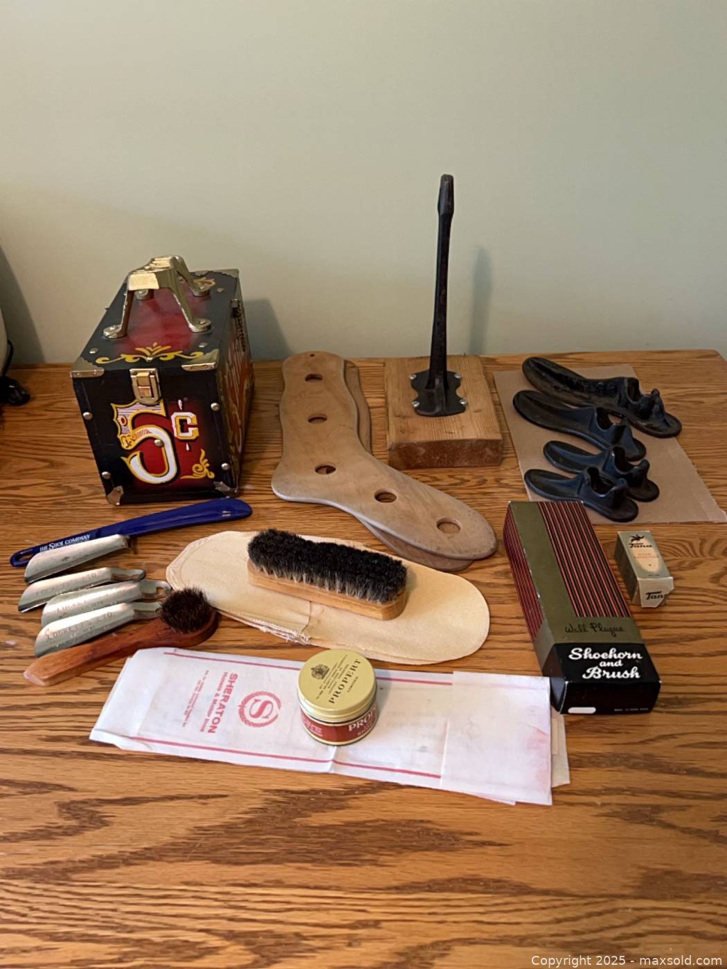 Cast Iron Cobbler Stand With 4 Shoe Forms And Shoe Shine Accessories ...