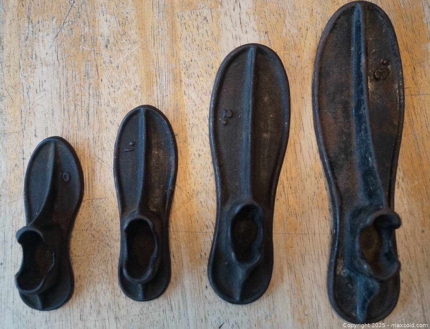 Cast Iron Cobbler Stand With 4 Shoe Forms And Shoe Shine Accessories ...
