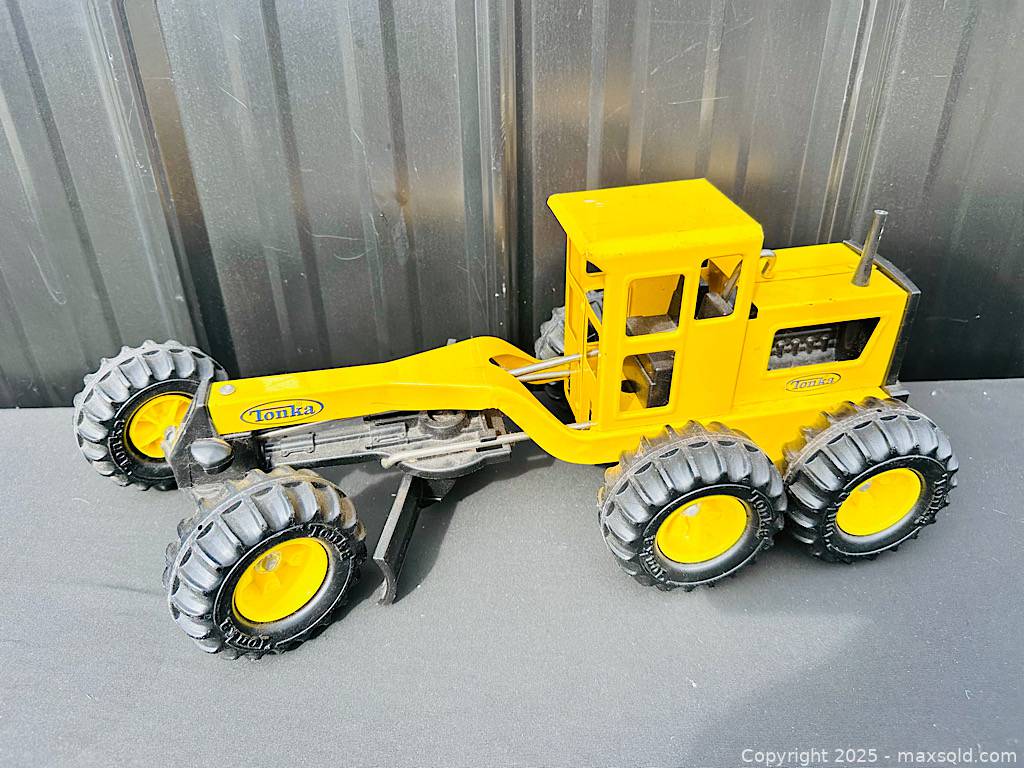 Tonka pressed steel road grader toy | Maxsold