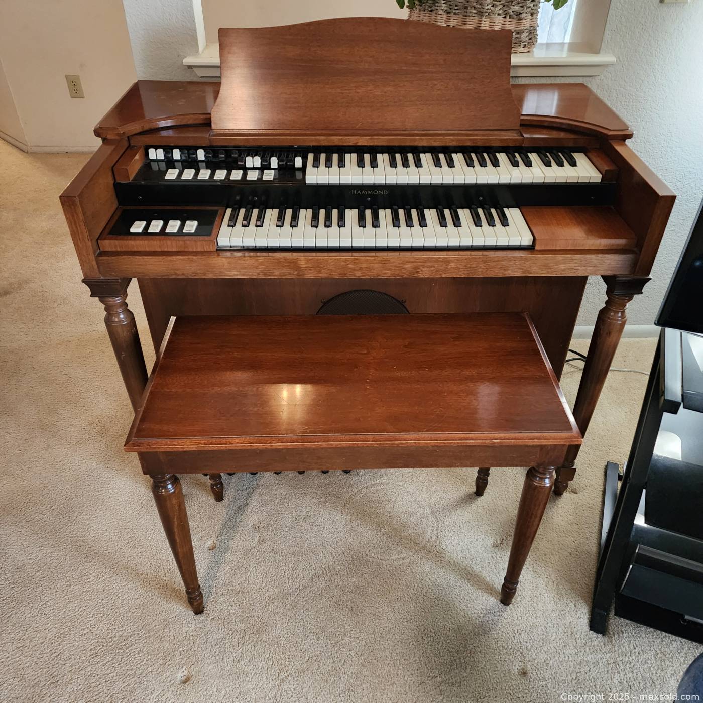 Hammond M3 Spinet Organ With Bench | Maxsold