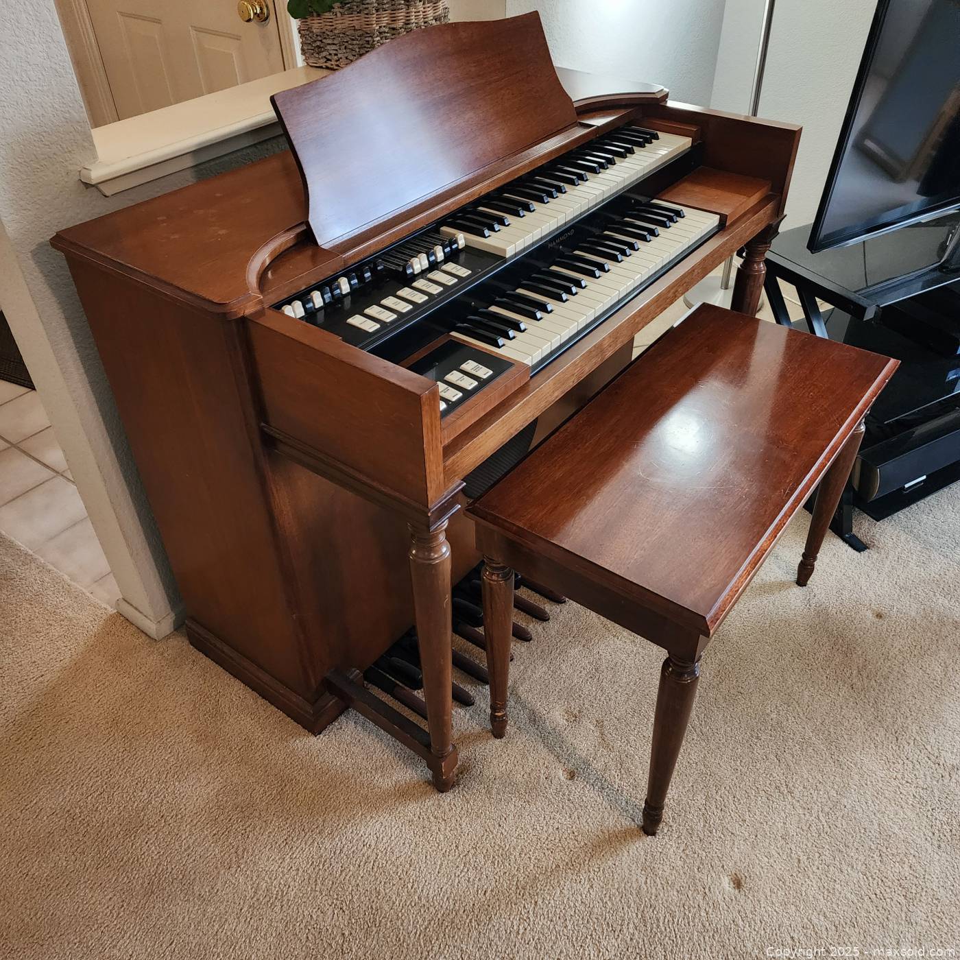 Hammond M3 Spinet Organ With Bench | Maxsold