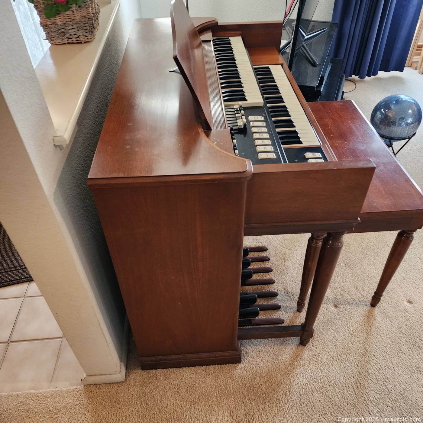 Hammond M3 Spinet Organ With Bench | Maxsold