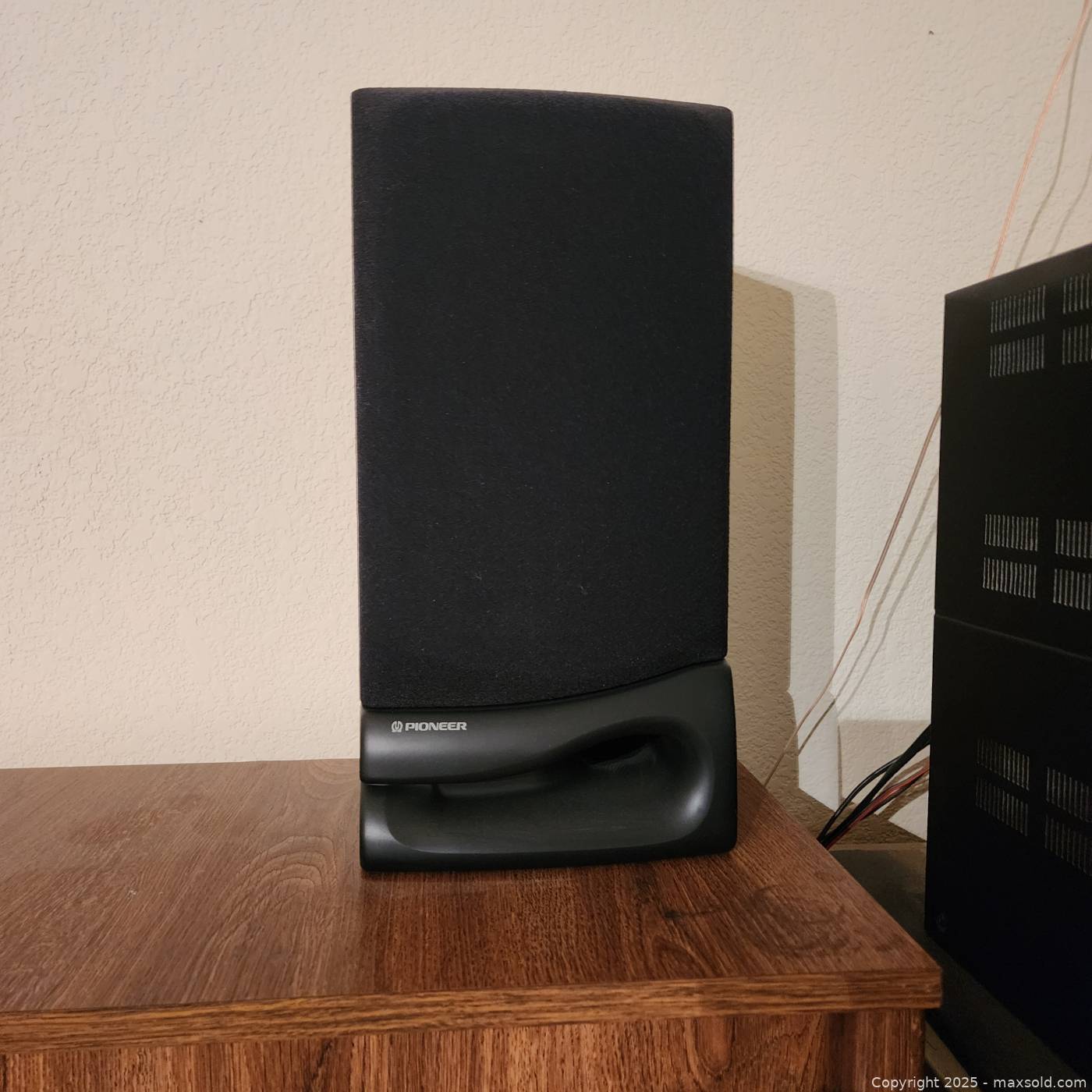 Pioneer XR-P2500C stereo stack with speakers | Maxsold