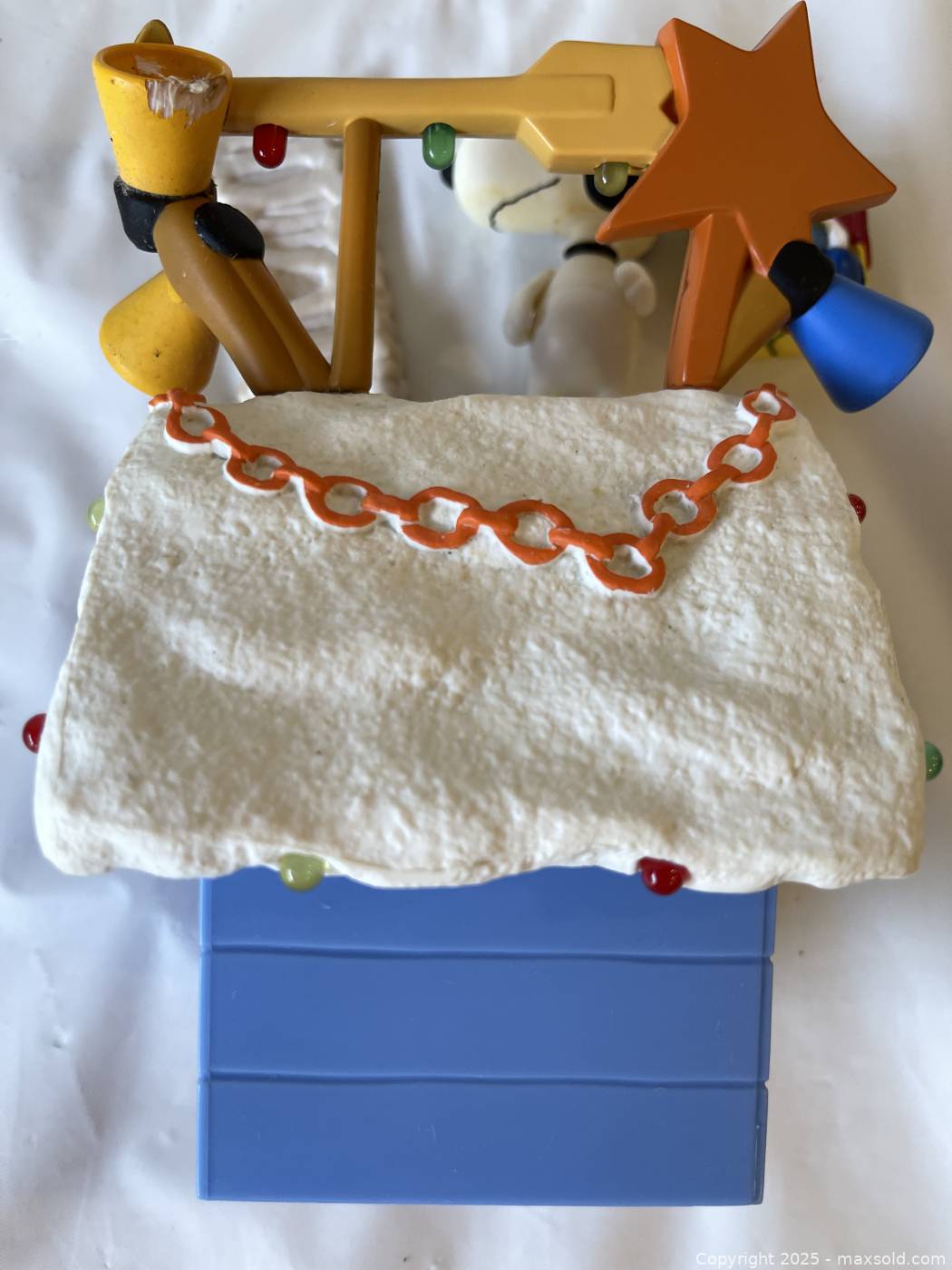 Memory Lane Charlie Brown Snoopy Doghouse | Maxsold