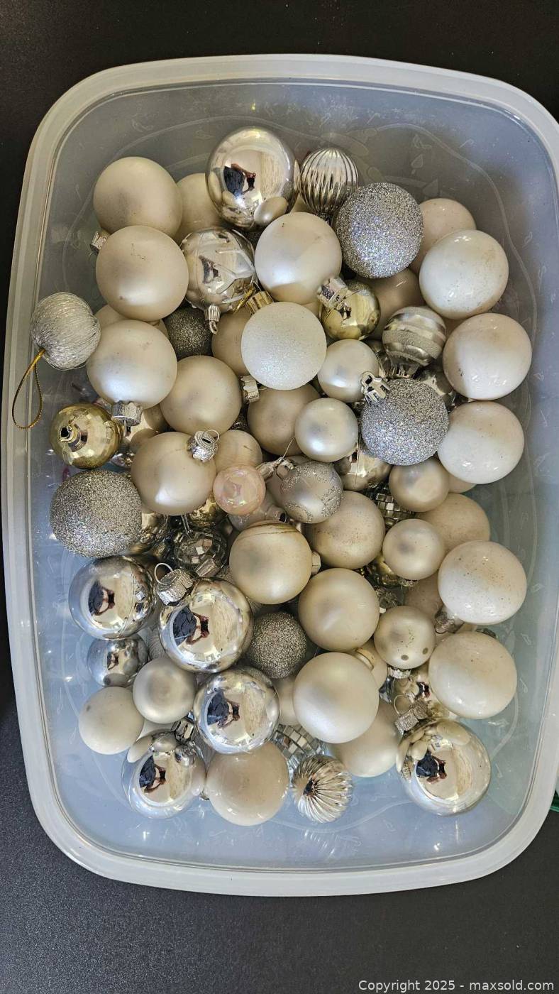 Assorted Christmas tree ornaments in 3 tubs | Maxsold