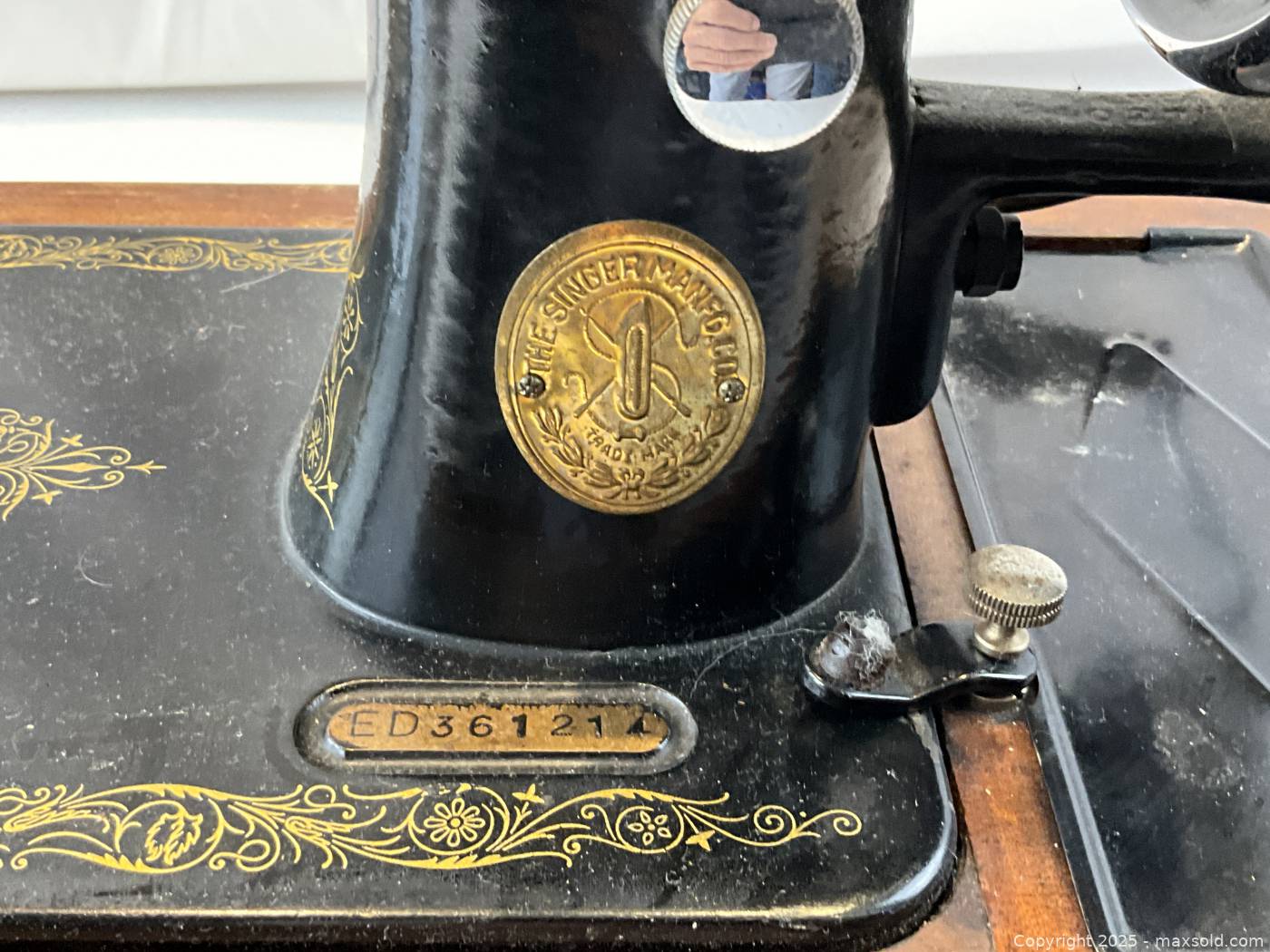 Singer Model 99 portable sewing machine | Maxsold