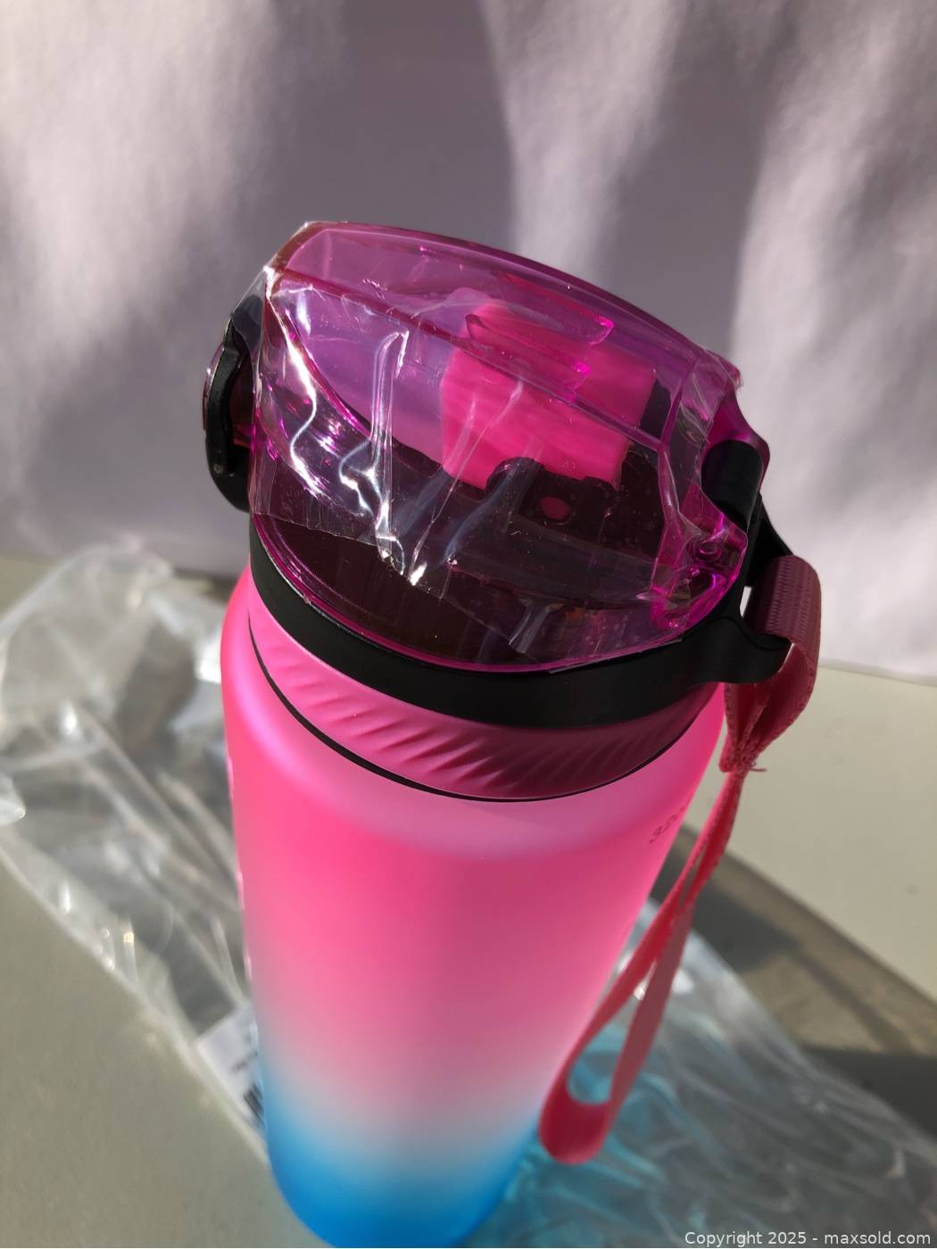 32oz plastic gradient water bottle | Maxsold