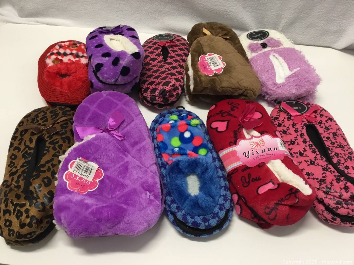 10 assorted women’s slippers | Maxsold
