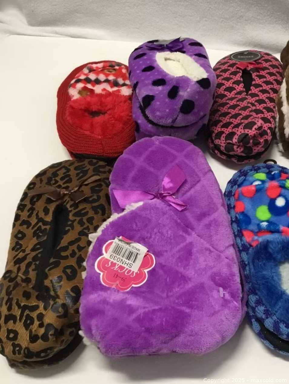 10 assorted women’s slippers | Maxsold