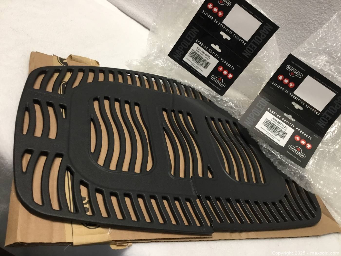 Napoleon cast iron cooking grids, left & right | Maxsold