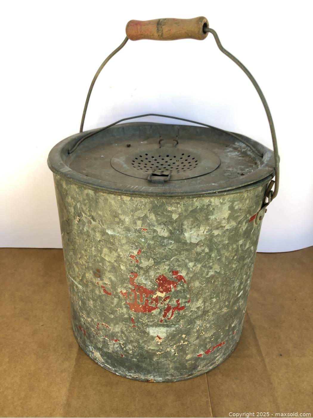 Vintage galvanized minnow bucket | Maxsold