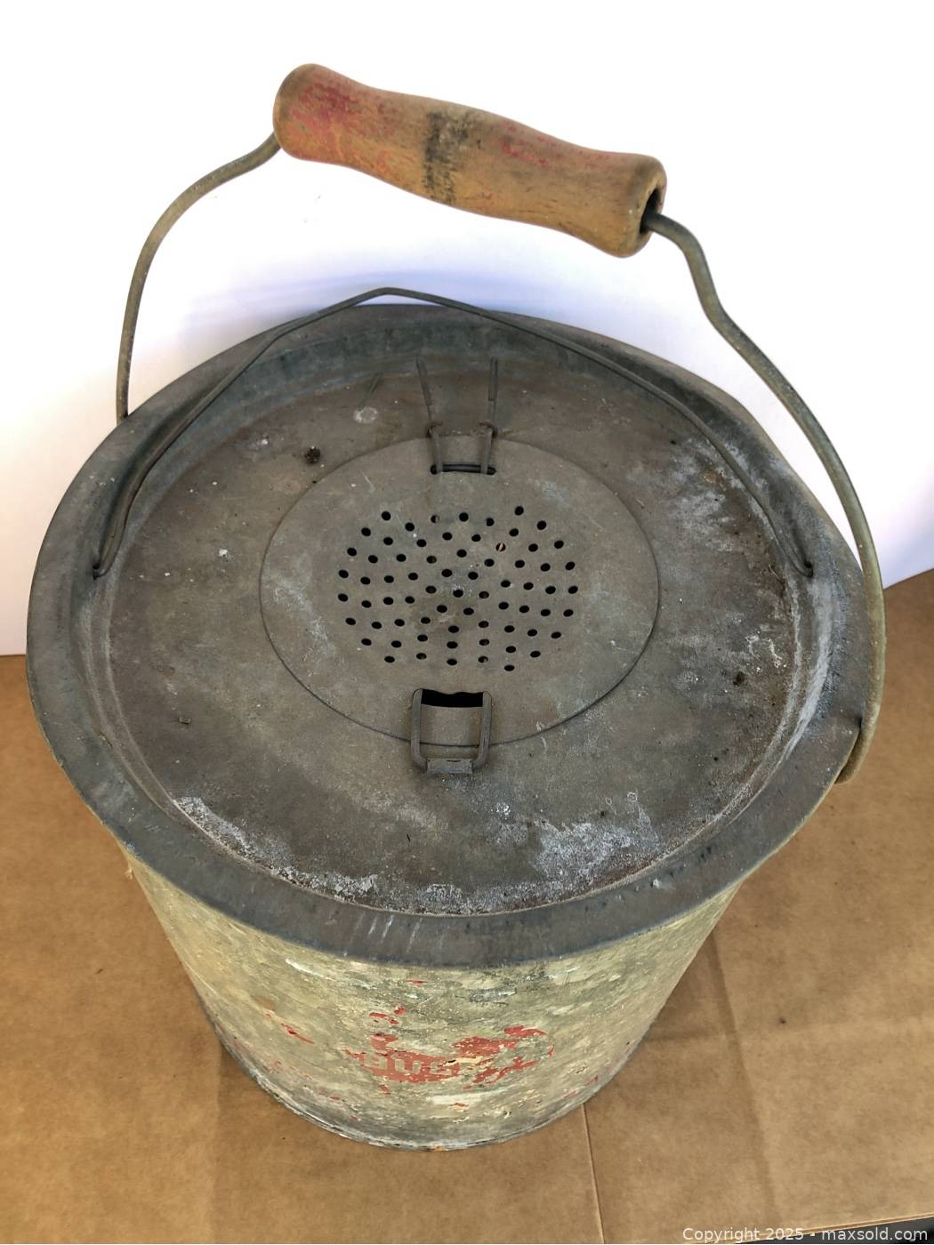 Vintage galvanized minnow bucket | Maxsold
