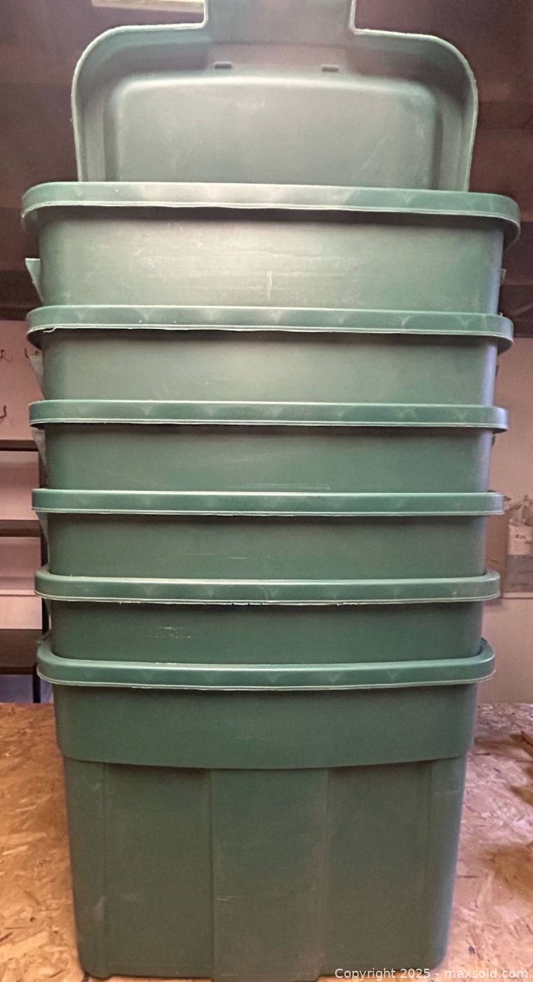 6 Rubbermaid Roughneck Totes, 1 Blue Tote | Maxsold