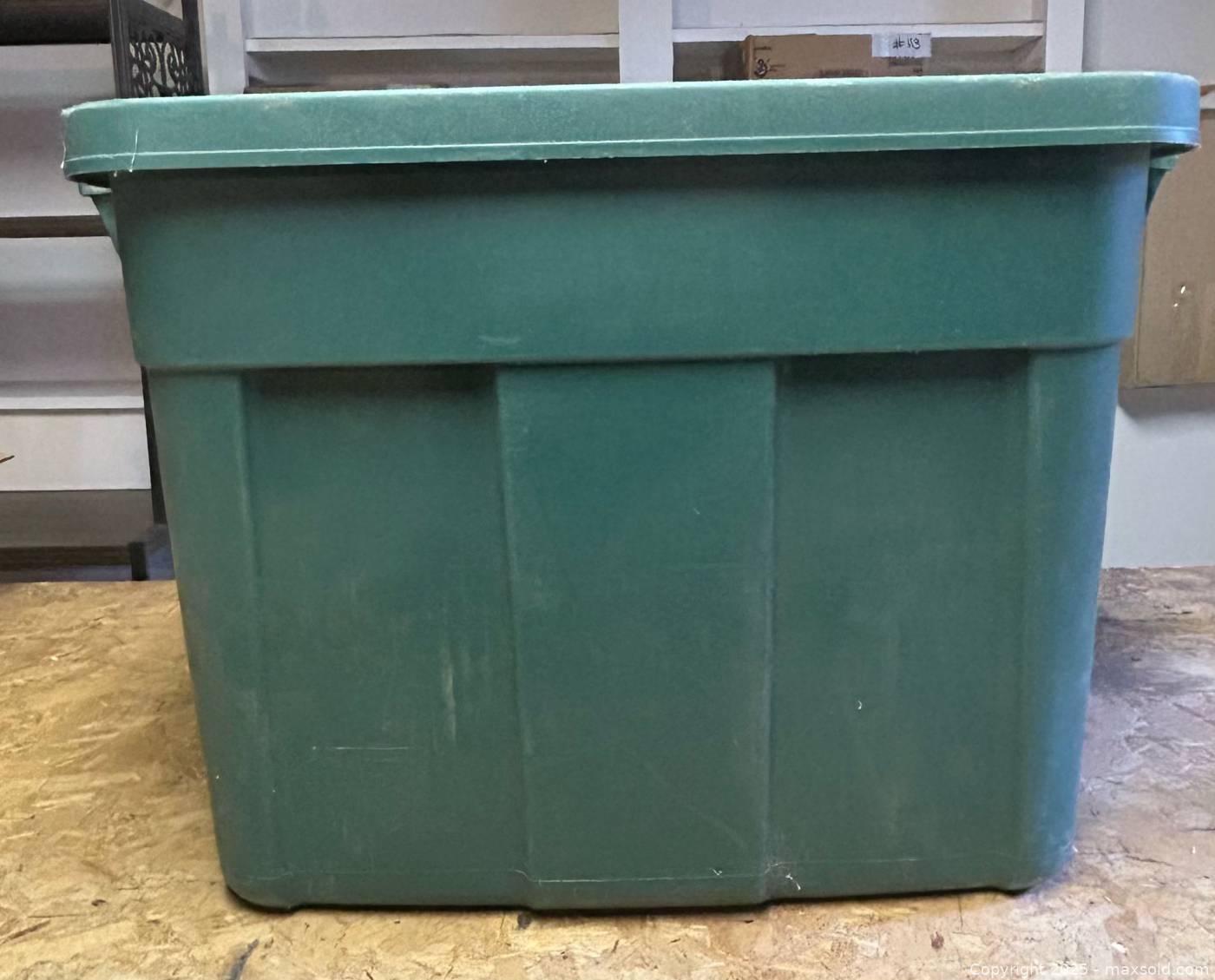 6 Rubbermaid Roughneck Totes, 1 Blue Tote | Maxsold