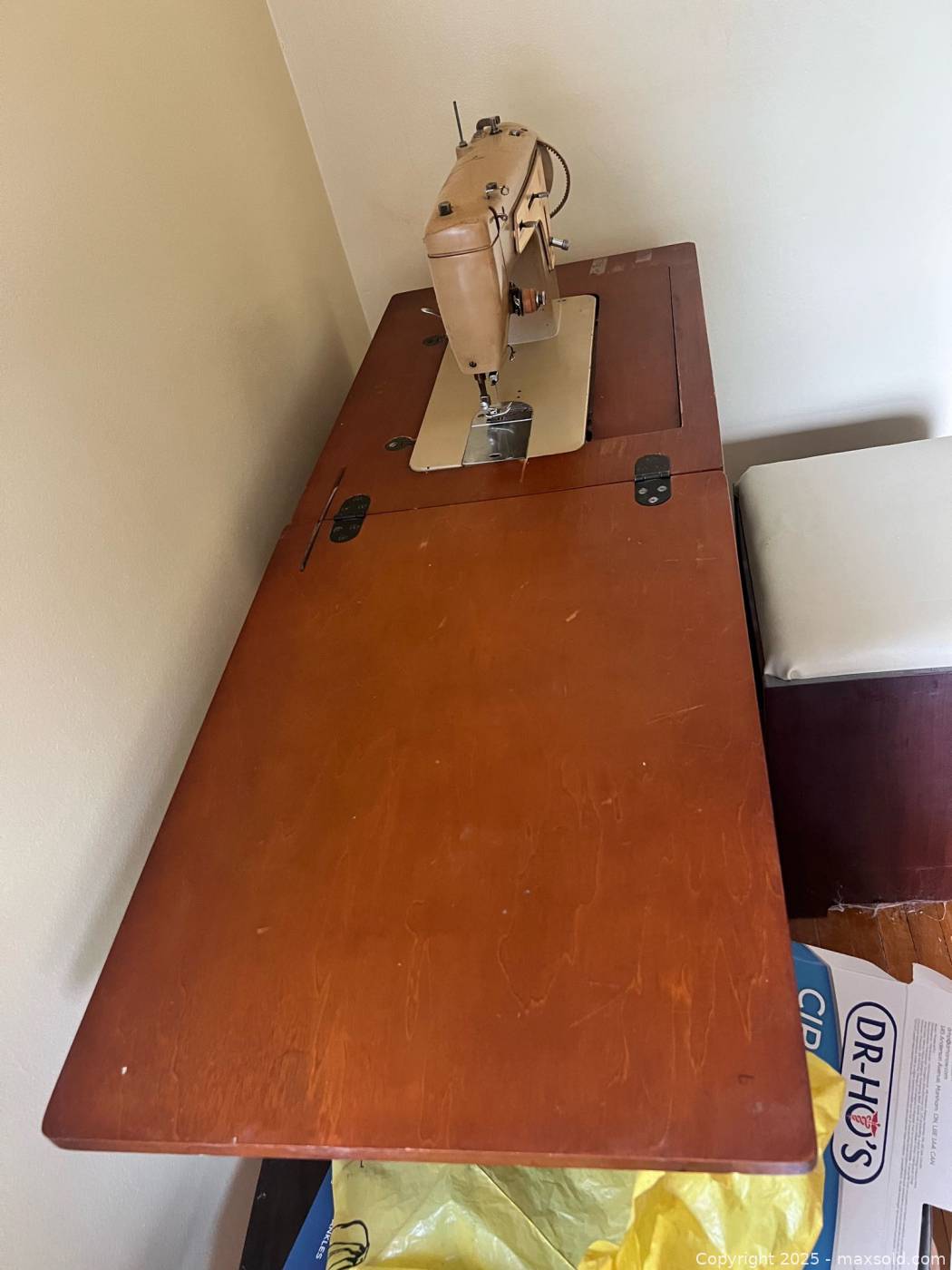 Singer Model 237 Fashion Mate Sewing Machine With Cabinet And Stool ...