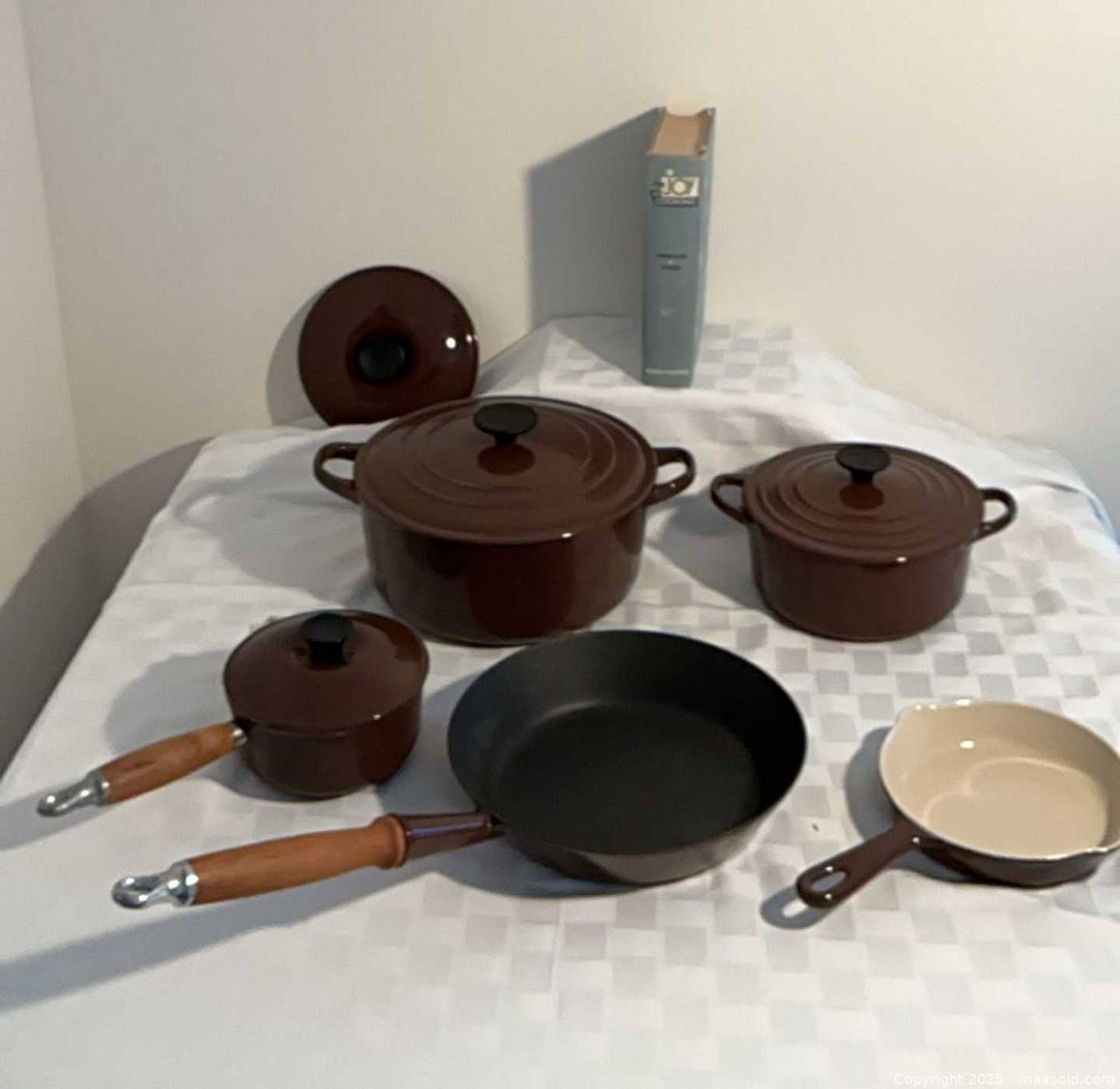 Le Creuset brown enameled cast-iron cookware set | Maxsold