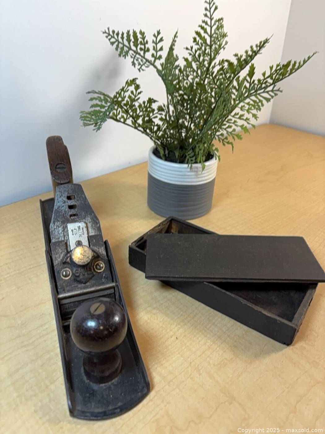 H.S.B. No5 14" iron hand plane with case | Maxsold