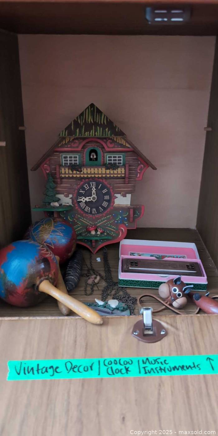 Cuckoo clock, Hohner Echo harmonica, maracas, cat & mouse pen set | Maxsold