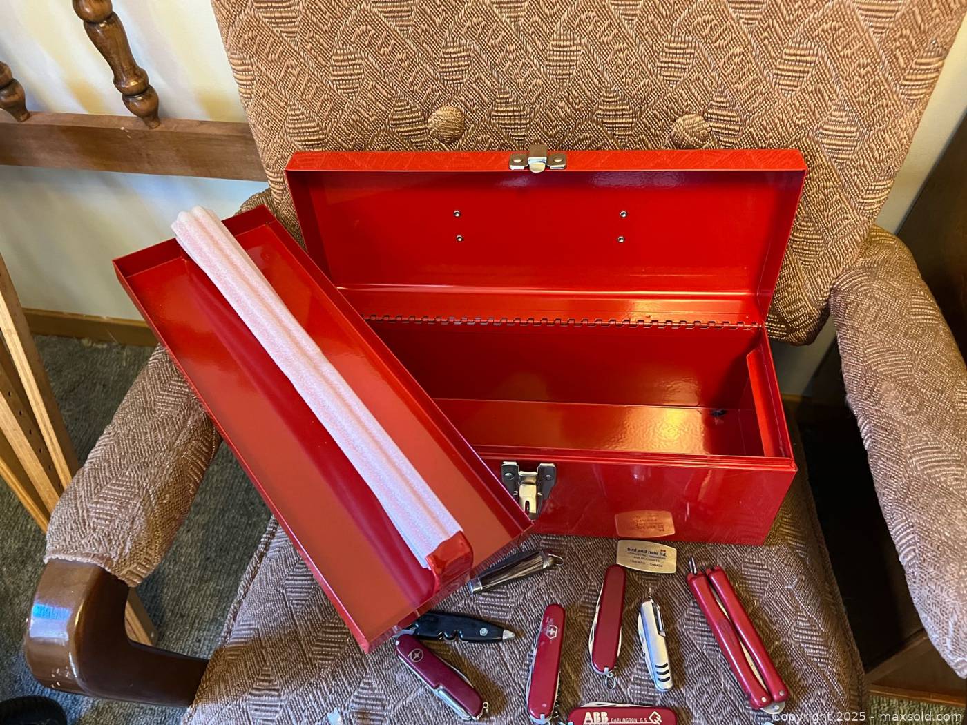 International toolbox, multitools, flashlights, power bar | Maxsold